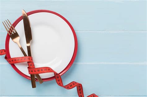 나무 배경 상단 보기에 빈 접시가 있는 측정 테이프 체중 감량 개념 0명에 대한 스톡 사진 및 기타 이미지 0명 가냘픈 개념 Istock