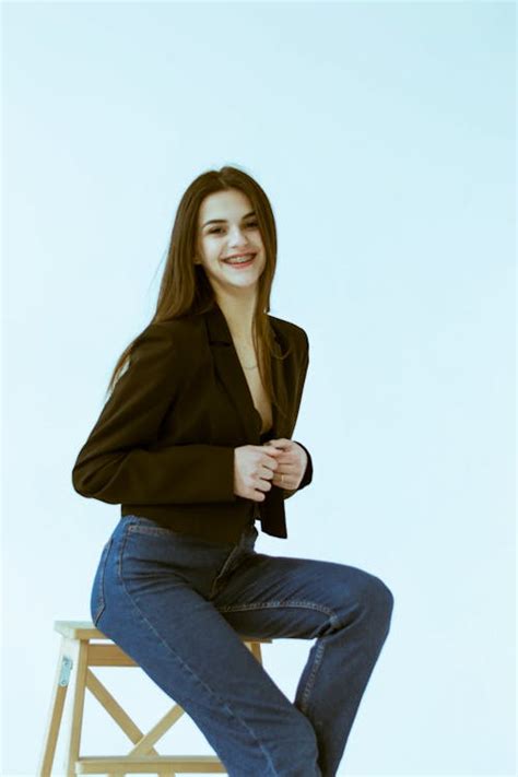 갈색 머리 개봉하지 않은 긴 머리 리조트 모자 바다 경치 비키니 선글라스 셔츠 수직 쐈어 스트레이트 헤어 앉아 있는 여름 여성 패션 사진 포즈를