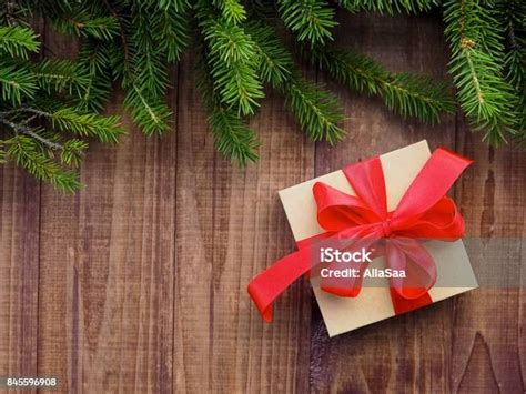 리본으로 크리스마스 선물 상자 나무 배경 나무 복사 공간 새 해 평면에 대 한 인사말 카드의 가까이 위에서 보기 누워 0명에 대한 스톡 사진 및 기타 이미지 Istock