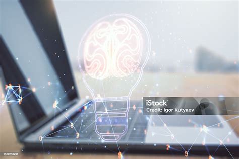 현대 노트북 배경에 전구와 인간의 두뇌 그림과 창조적 인 아이디어 개념 신경망 및 기계 학습 개념 다중 노출 0명에 대한 스톡