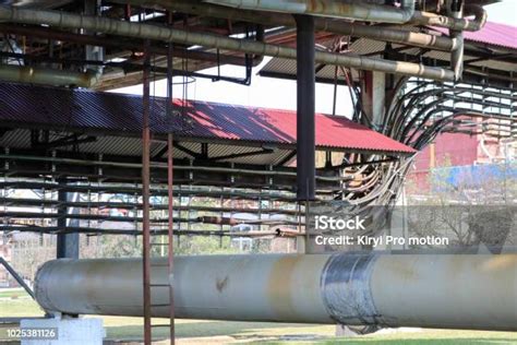 녹슨 철 파이프 펌핑 액체 콘센트와 정유 빼낸 응축 잔디의 배경에 대 한 석유 화학 화학 식물을 위한 파이프라인 육교 0명에 대한 스톡 사진 및 기타 이미지 Istock