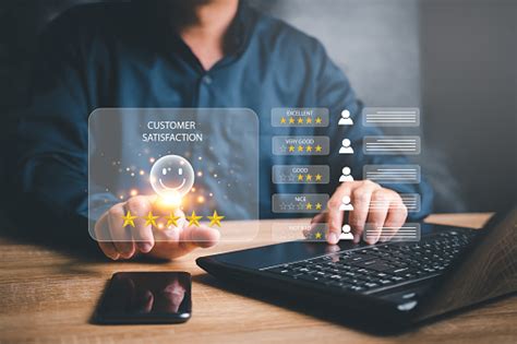서비스 및 손 사업가의 고객 만족도 등급은 웃는 이모티콘 아이콘 가상 화면 개념 댓글에 있으며 최고의 만족도 평판 순위로