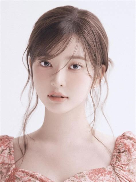 고요하게 피어난 여름 결”조수민 소녀와 성숙 사이→청초미 절정