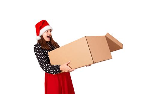 흥분된의 크고 무거운 오픈 선물 상자를 들고 드레스에 여자를 놀라게 했다 흰색 배경에 고립 휴일 개념 12월에 대한 스톡 사진 및 기타 이미지 Istock