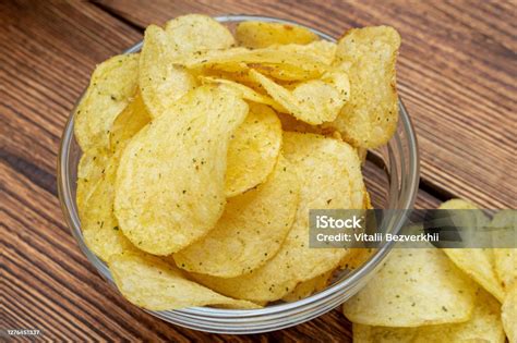 유리 접시에 노란색 감자 칩의 많은 0명에 대한 스톡 사진 및 기타 이미지 0명 감자 요리 감자 칩 Istock