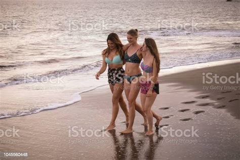 3 백인 쾌활 한 젊은 여자는 해변에서 해 안에 함께 안 아 도보 여름 라이프 스타일 야외 활동 아름 다운 여자에 대 한 휴가에서 일과 행복 미소 3 명에 대한 스톡 사진