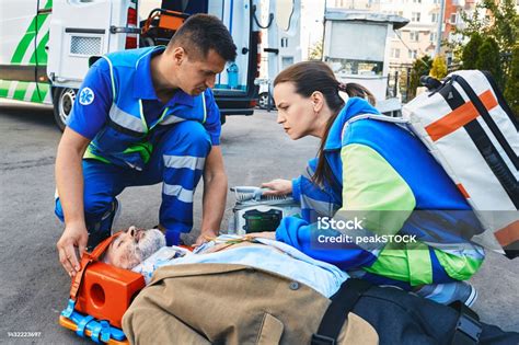 구급대원은 척추 손상의 경우 손상을 방지하기 위해 목 보조기와 척추 보드로 노인 환자를 고정시켰다 구급차 기술자의 응급 처치 구급대원에 대한 스톡 사진 및 기타 이미지