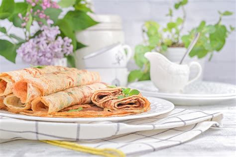 밝은 배경에 딜과 화이트 소스가 있는 팬케이크 봄 꽃과 식기 아침 식사 Maslenitsa에 대한 스톡 사진 및 기타 이미지 Maslenitsa 낮 노랑 Istock