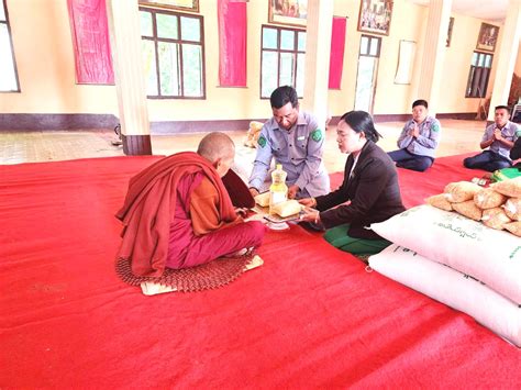 ကျိုင်းတုံမြို့နယ် ဇေယျမေဒိနိဘုန်းတော်ကြီးကျောင်းရှိ ဆရာတော်သံဃာတော်များအား ဆွမ်းဆန်တော်၊ ဆီ