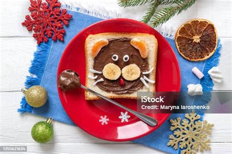 파란색 냅킨에 접시에 초콜릿 바나나 귤 마시멜로와 호랑이 머리 샌드위치 아이들을위한 축제 아침 식사 맨 위 보기입니다 샌드위치 음식에 대한 스톡 사진 및 기타 이미지