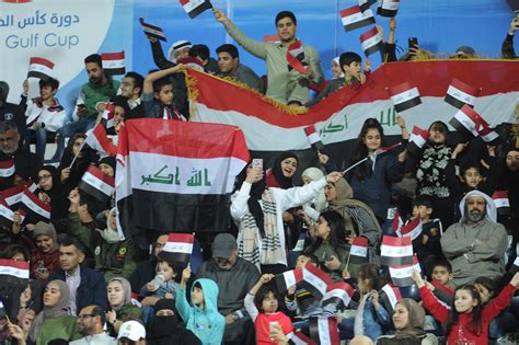 الجمهور العراقي يؤازر منتخب بلاده قبل انطلاق مباراة منتخبي العراق
