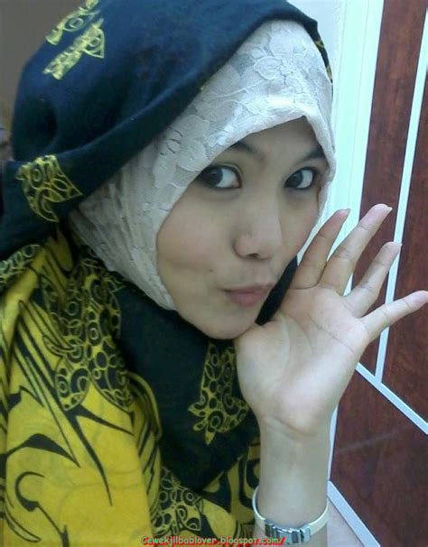 Tante Nungging Chacha Istri Muda Berjilbab Narsis Habis Mandi