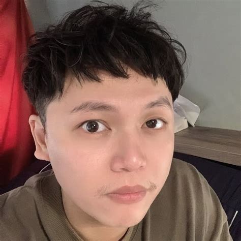 就算考不上律師也對法律有一定認真，不然你去考考看能不能考上台大法律系，小草連北檢都能無視了，自己法盲還不承認