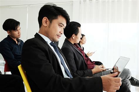 아시아 사업가와 팀은 사무실이나 대학의 교실에서 노트북과 태블릿을 사용하여 비즈니스의 마케팅 지식을 위한 세미나 및 학습 및 브레인스토밍입니다 20 24세에 대한 스톡 사진