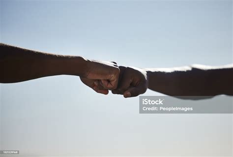 하늘 배경에 주먹을 부딪치며 두 명의 알아볼 수 없는 남자의 샷 피스트 범프에 대한 스톡 사진 및 기타 이미지 피스트 범프