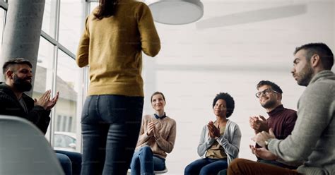 회의 중 여성에게 박수를 보내는 그룹 치료 참가자의 낮은 각도 보기 사진 Unsplash의 회의 이미지