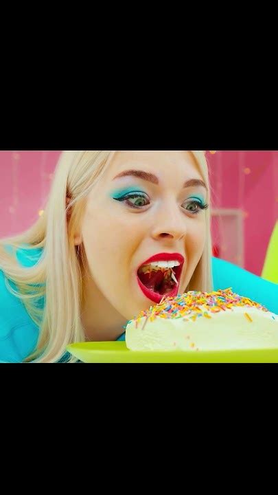 여자 아이는 친구의 얼굴을 케이크 속으로 밀어 넣었다 Youtube