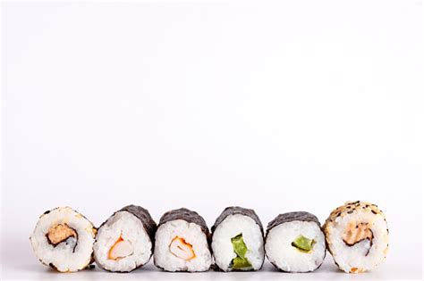 젓가락으로 초밥을 먹는다 흰색 배경에 고립 된 레스토랑에서 스시 롤 일식 음식 쌀과 노리와 신선한 호소마키 조각 스시 롤과 맛있는 일본 음식의 클로즈업 0명에 대한 스톡