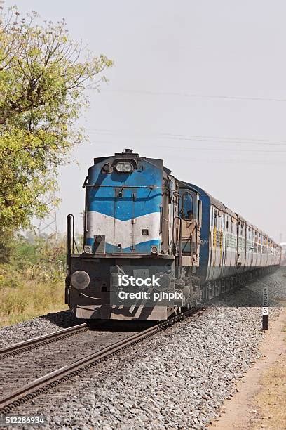여객 열차 향하는 아마다바드 추월중 통해 시골길 가가와 인도 기차에 대한 스톡 사진 및 기타 이미지 기차 인도 인도아 대륙