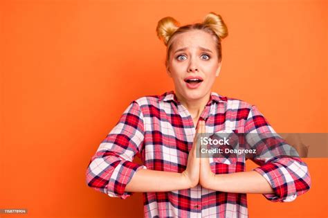 귀여운 매력적인 실망 한 아가씨 기다림 기대 꿈의 욕망 기대 선물 선물 찡그린 옷을 입은 체크 셔츠 격자 무늬 세련 된 오렌지 배경 걱정하는에 대한 스톡 사진 및 기타