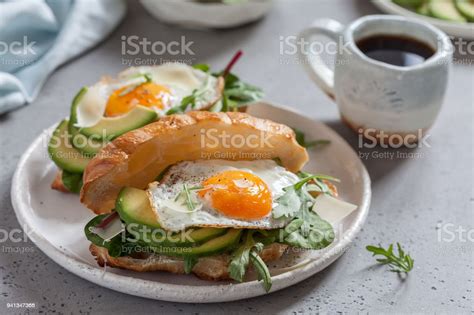 튀긴 계란 샐러드 잎 아보카도와 크루아상 샌드위치와 함께 아침 식사 0명에 대한 스톡 사진 및 기타 이미지 0명 건강한 생활방식 건강한 식생활 Istock