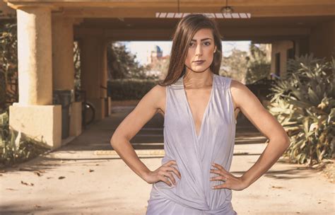 무료 이미지 의류 아름다움 어깨 유행 사진 촬영 금발 사진술 여름 드레스 패션 모델 갈색 머리 긴 머리 허리 목 햇빛 휴가 거리 패션