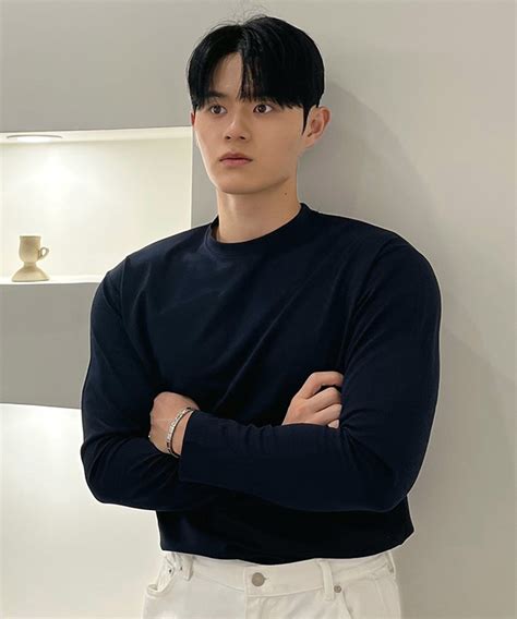 [남자긴팔] 남자옷 머슬핏긴팔 남자긴팔티 몸좋아보이는옷 어깨넓어보이는옷 남친룩 맨투맨 에이블리