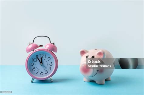 파란색 테이블에 알람 시계가 있는 돼지 저금통 크리스마스 또는 새 해 최소 개념입니다 2019년에 대한 스톡 사진 및 기타 이미지 2019년 개념 귀여운 Istock