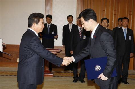 [노무현사료관] [천호선 홍보수석에게 임명장을 수여하고 기념촬영하는 노무현 대통령]