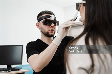 수술용 레이저를 들고 레이저 치료를 하는 보호 안경을 쓴 이비인후과 의사는 비강 내벽의 염증 콧물 재채기 증상 레이저로 만성 비염 치료 18 19세에 대한 스톡 사진 및