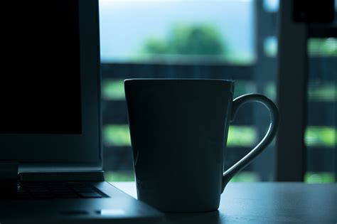 아침 시간에 음료 컵과 가정에서 책상에 노트북을 닫습니다 가정의 방에 대한 스톡 사진 및 기타 이미지 가정의 방 개념