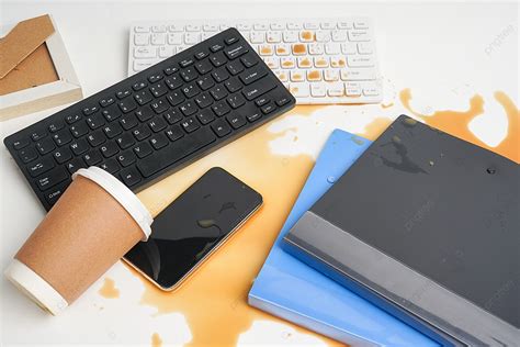 커피를 쏟은 데스크탑 사진 배경 데스크탑 장면 커피 엎지름 사무실 데스크탑 배경 일러스트 및 사진 무료 다운로드 Pngtree