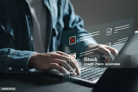 설문지 평가 온라인 설문 조사 체크 박스가 있는 설문지 온라인 설문 조사 양식 작성 테스트 질문에 답하는 사업가 가상현실에 대한