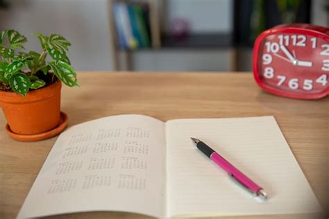 의제 플래너 책 달력 연필 및 사무실 책상에 시계 장소 주최자가 시간표 일일 약속 및 관리 업무를 계획하는 일기 플래너 책 및 2022 달력 개념 0명에 대한 스톡 사진 및