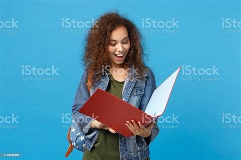 데님 옷 백팩 배낭 보류 폴더 파란색 벽 배경 스튜디오 초상화에 고립에서 젊은 아프리카계 미국인 소녀 십 대 학생 고등학교 대학 대학 개념에서 교육 복사 공간을 모의 가방에