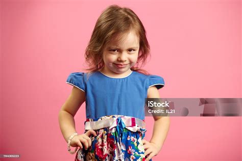 분홍색 고립 된 배경에 3 년 화가 어린 소녀의 초상화 좌절 또는 분개를 표현 음의 문자를 보여줍니다 4 5세에 대한 스톡 사진 및 기타 이미지 Istock