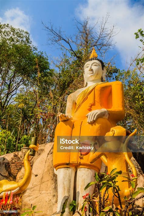 와트 카오 Rup 장 또는 피 성 태국에서에서 가장 유명한 관광 명소 중 하나는 코끼리 언덕의 사원 언덕 계단 길에 노란색 큰 불상 0명에 대한 스톡 사진 및 기타 이미지
