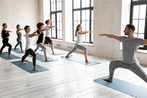 요가를 연습하고 전사 두 가지 운동을하는 다양한 사람들과 강사 남자에 대한 스톡 사진 및 기타 이미지 남자 요가 요가 수업 Istock