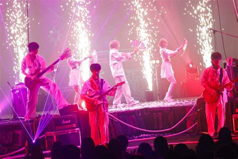 梅原裕一郎、中島ヨシキらのバンドプロジェクト・sir Vanityのワンマンライブレポート