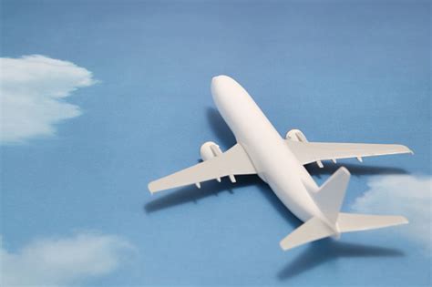 구름과 푸른 하늘에 소형 장난감 비행기입니다 비행기로 여행입니다 0명에 대한 스톡 사진 및 기타 이미지 0명 개념 공예 제품 Istock