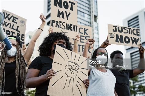 흑인의 삶은 인종차별에 항의하고 평등을 위해 싸우는 운동가 운동을 중요시킵니다 다른 문화와 평등권을 위한 거리에서 인종 시위 인종차별 반대주의에 대한 스톡 사진 및 기타