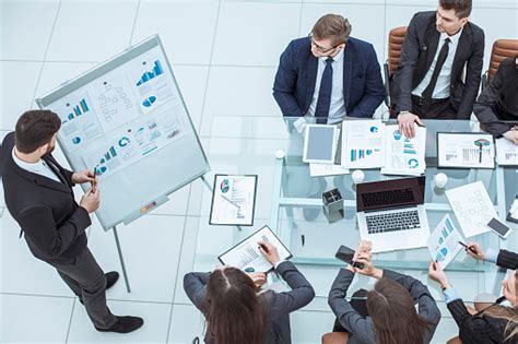 사무실 직장에서 새로운 금융 프로젝트의 프리젠 테이션 금융에 대한 스톡 사진 및 기타 이미지 금융 요법 경제 Istock