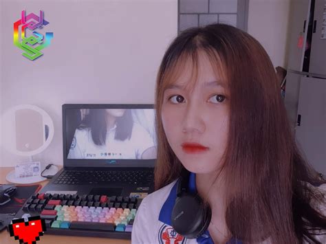 Khi con gái mê game từ hotgirl sexy đến bà bầu đều sở hữu góc gaming cực ảo phái mạnh chỉ biết