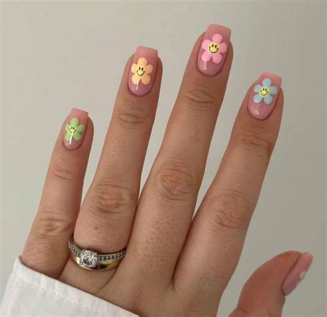 Модний літній манікюр 2023 яскраві ідеї дизайну Жіночий Журнал Trserial