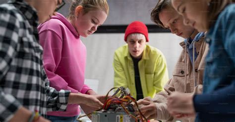 로봇 교실에서 전기 장난감과 로봇을 가진 과학 교사와 함께 행복한 아이들 그룹 사진 Unsplash의 사람 이미지