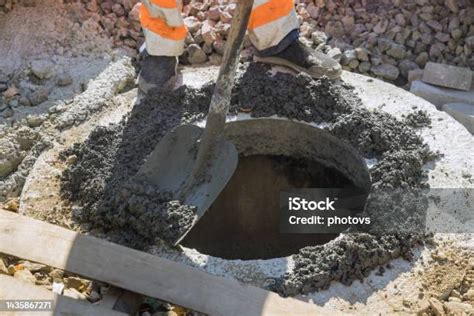 정화조용 유틸리티 작업자 공사 구덩이 하수도 맨홀 하수 재건 수리에 대한 스톡 사진 및 기타 이미지 수리 정화조 55 59세 Istock