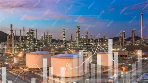 황혼에서 석유 저장 탱크와 석유 화학 공장 산업 배경을 가진 정유 공장 프리미엄 사진