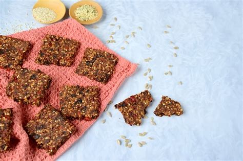 피망 햇볕에 말린 토마토 해바라기 씨 참깨 대마 씨 및 아마 씨앗으로 만든 수제 씨앗 크래커 0명에 대한 스톡 사진 및 기타 이미지 Istock