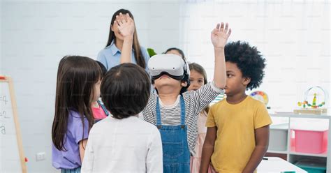 백인 아름 다운 여자 교사는 학교에서 아이들과 활동을 하고 있습니다 매력적인 강사 마스터 커플 여성은 교실에서 유치원 유치원 학생과 가상 게임을 하며 시간을 보내고