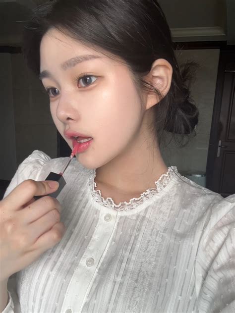 이예은 👀 눈빛예보 👀 사진을 위해 또렷하게 찍었지만 실제로는 자연스러움 1등 렌즈 에이틴 초코🤍 껴본 렌즈 중에 제일 자연스럽고 예뻐서 학생 렌즈도 너무너무